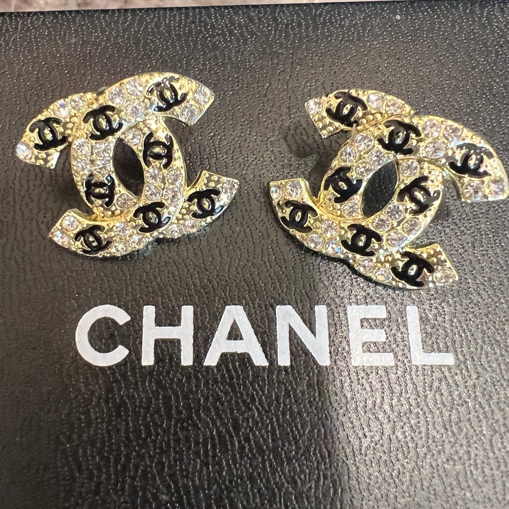 Chanel Interlocking Black & Gold Cc Earrings (Ccxx018) - Gem